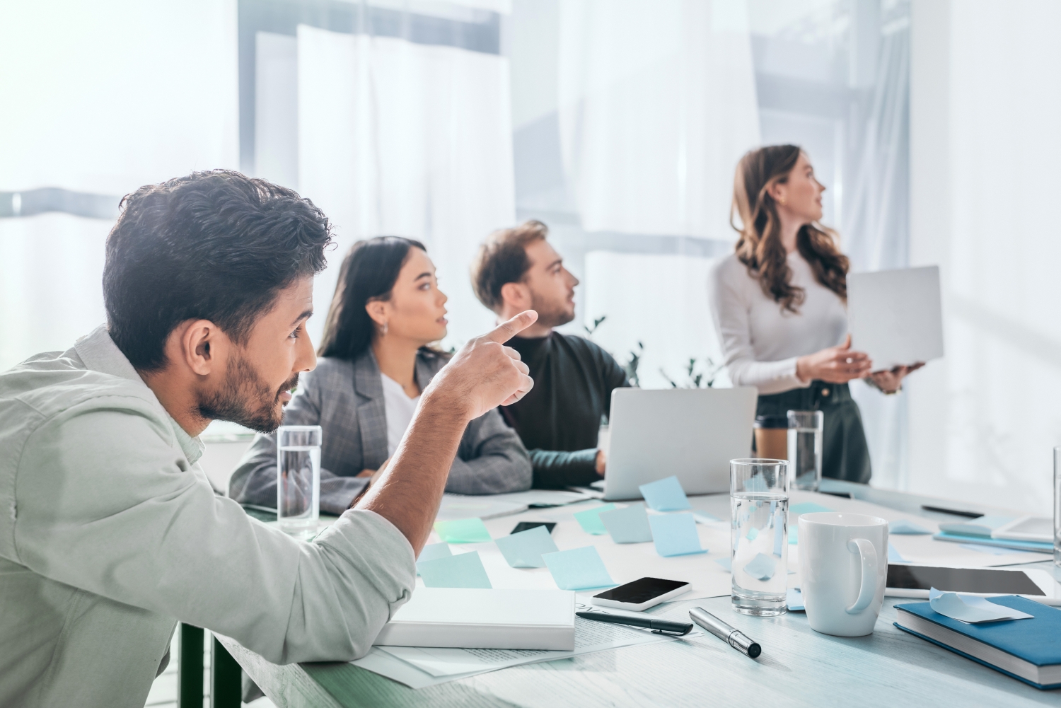 In lockerer Runde voneinander lernen | AOK Systems